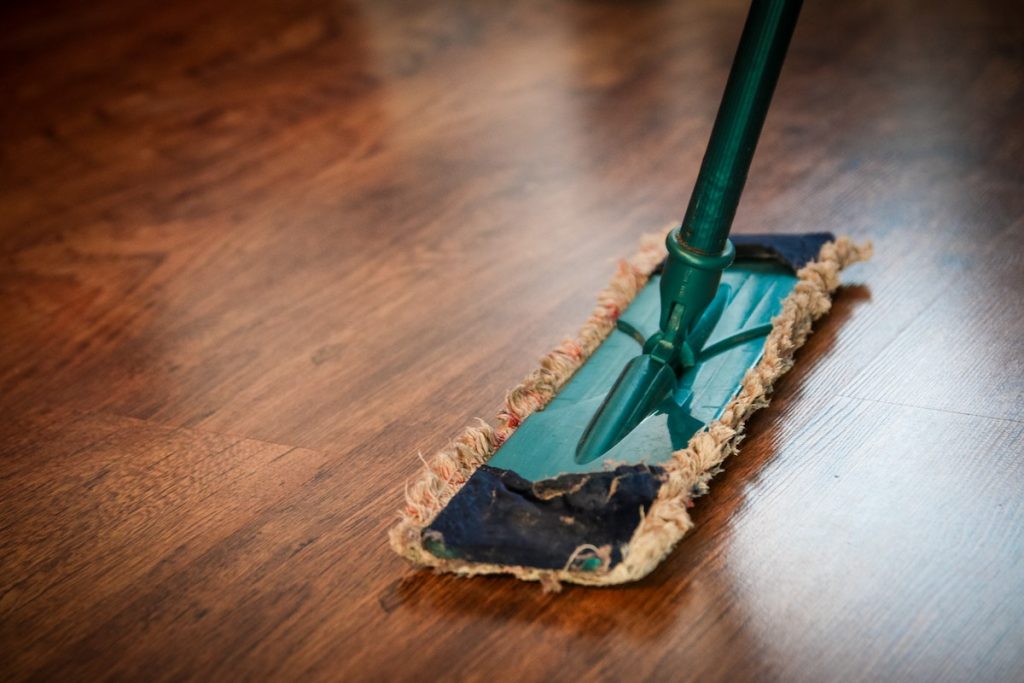 Mop para limpeza: quais são os tipos e como usar? Confira e facilite ...
