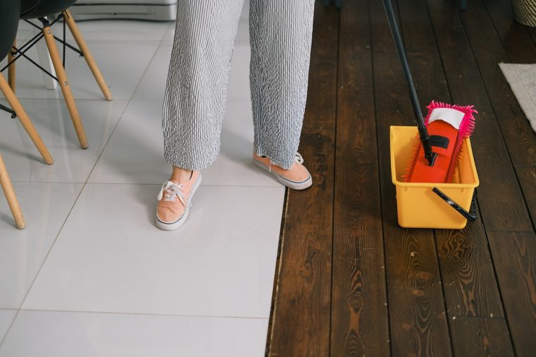 Mop para limpeza: quais são os tipos e como usar? Confira e facilite ...